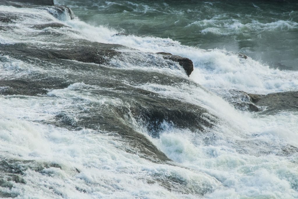 Stenar i vattenfall | Fredrik Karlsson